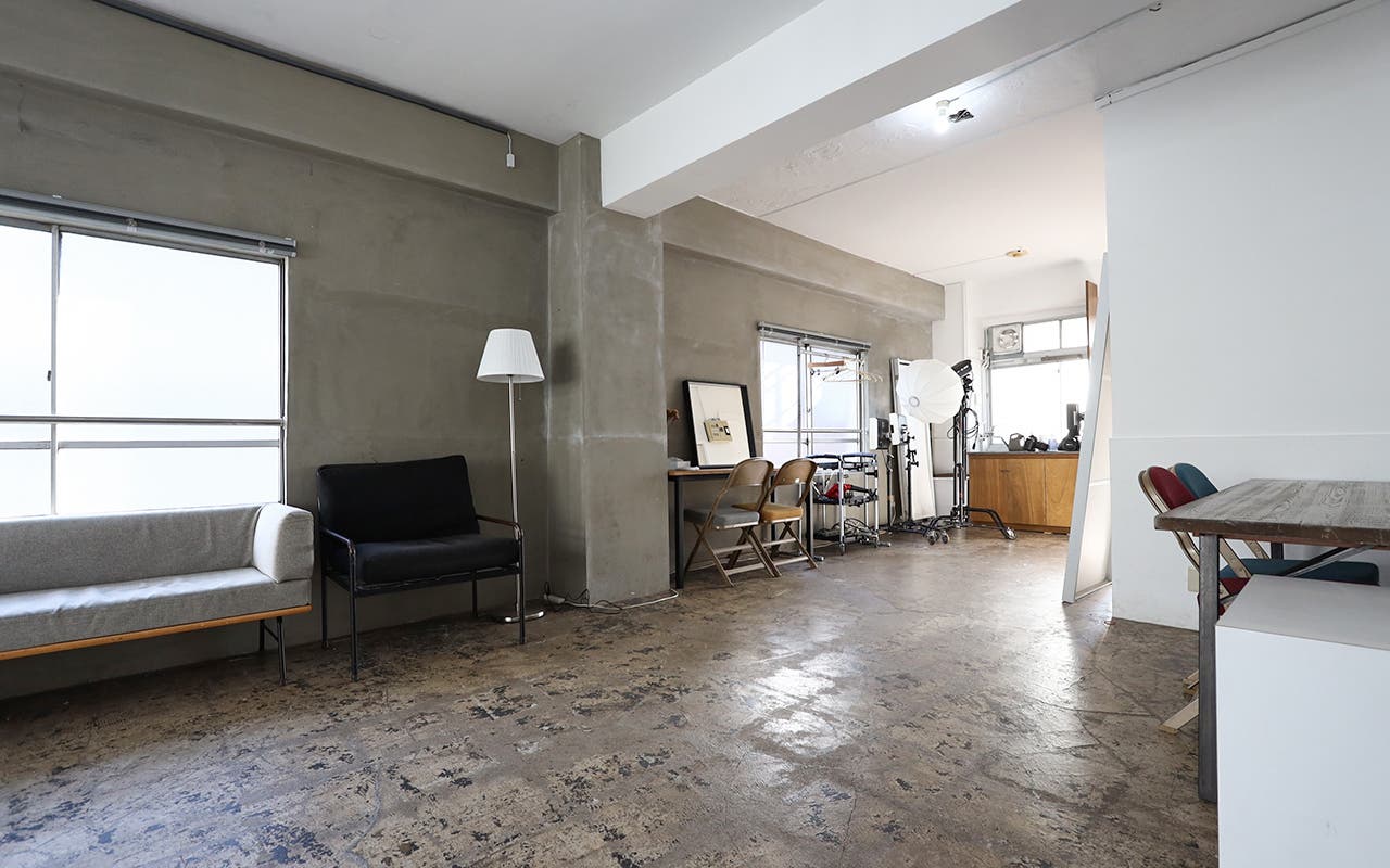 優しい自然光が入るヴィンテージビル内のインダストリアルな空間！LED＆ストロボなど無料で使える照明機材も充実！！の写真18