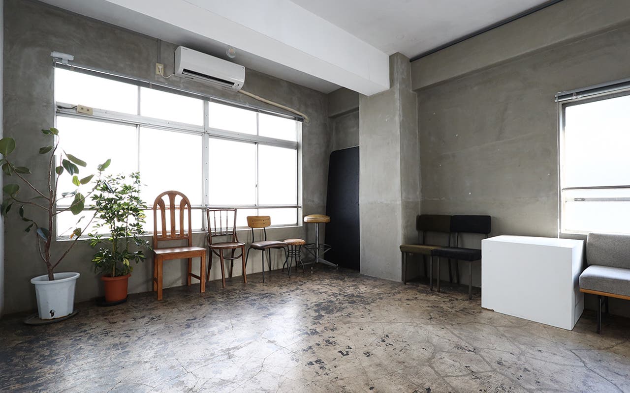 優しい自然光が入るヴィンテージビル内のインダストリアルな空間！LED＆ストロボなど無料で使える照明機材も充実！！の写真14