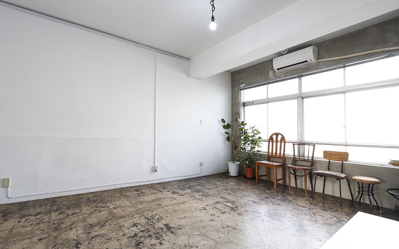 優しい自然光が入るヴィンテージビル内のインダストリアルな空間！LED＆ストロボなど無料で使える照明機材も充実！！の写真17