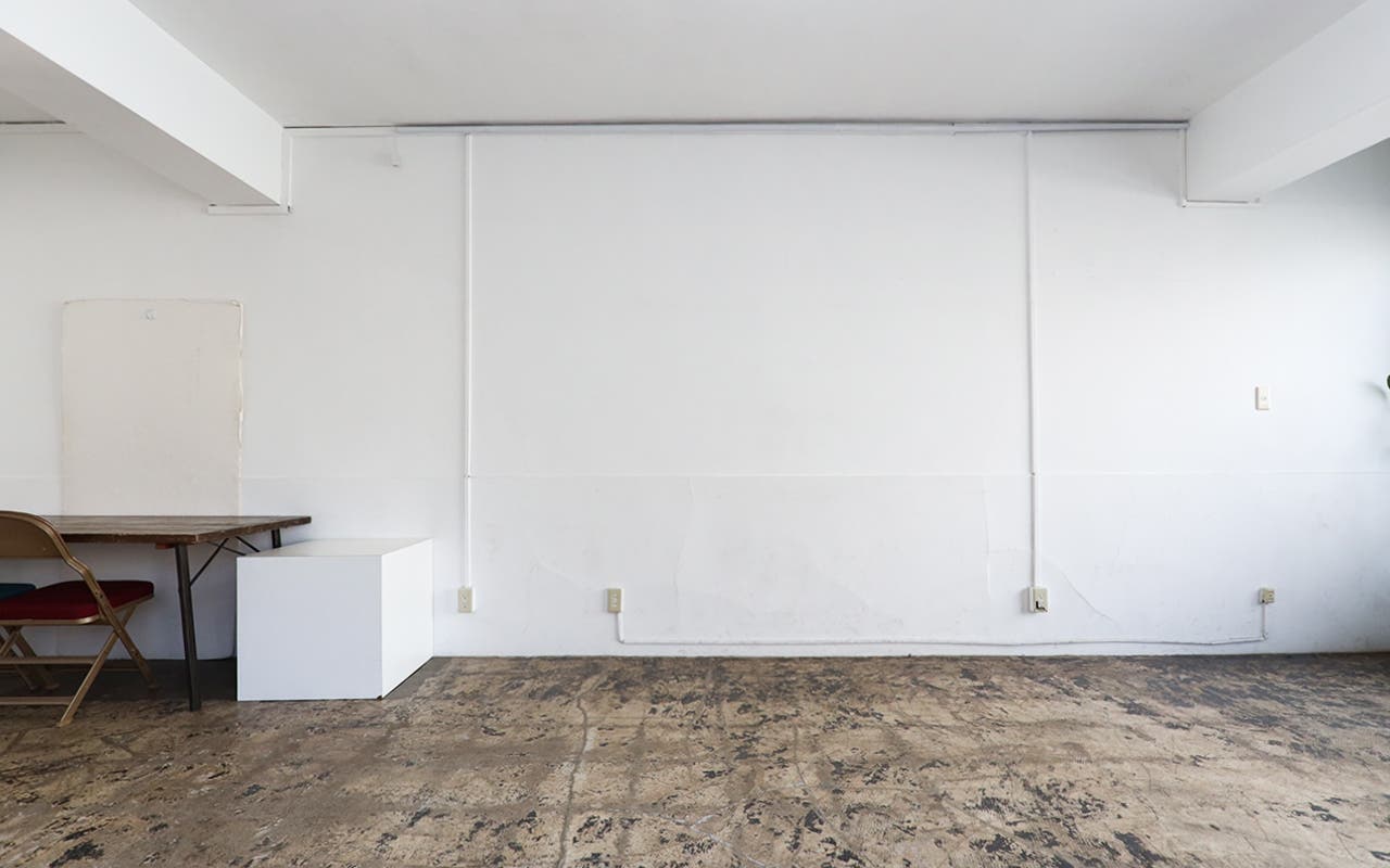 優しい自然光が入るヴィンテージビル内のインダストリアルな空間！LED＆ストロボなど無料で使える照明機材も充実！！の写真13