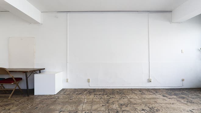 優しい自然光が入るヴィンテージビル内のインダストリアルな空間!LED&ストロボなど無料で使える照明機材も充実!!の写真13