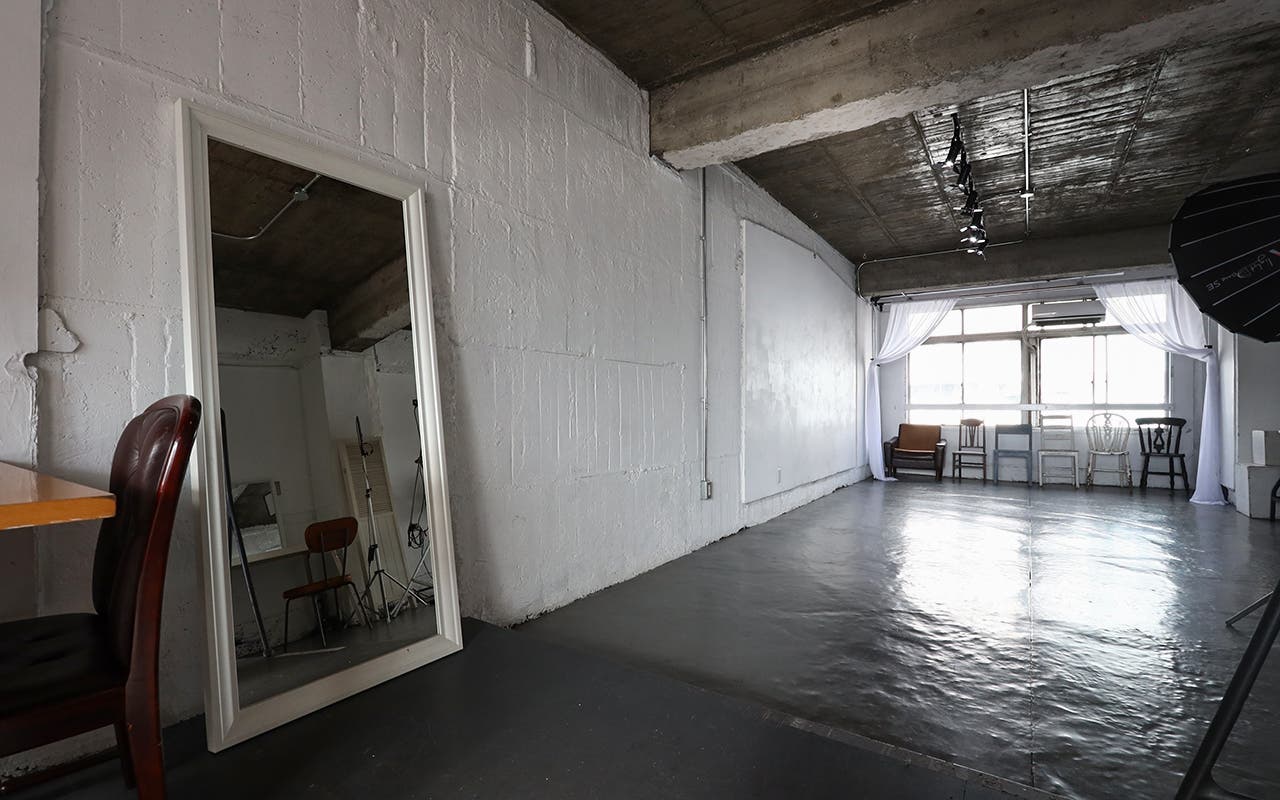 代々木ヴィンテージビル内の非現実的な白壁スタジオの写真13