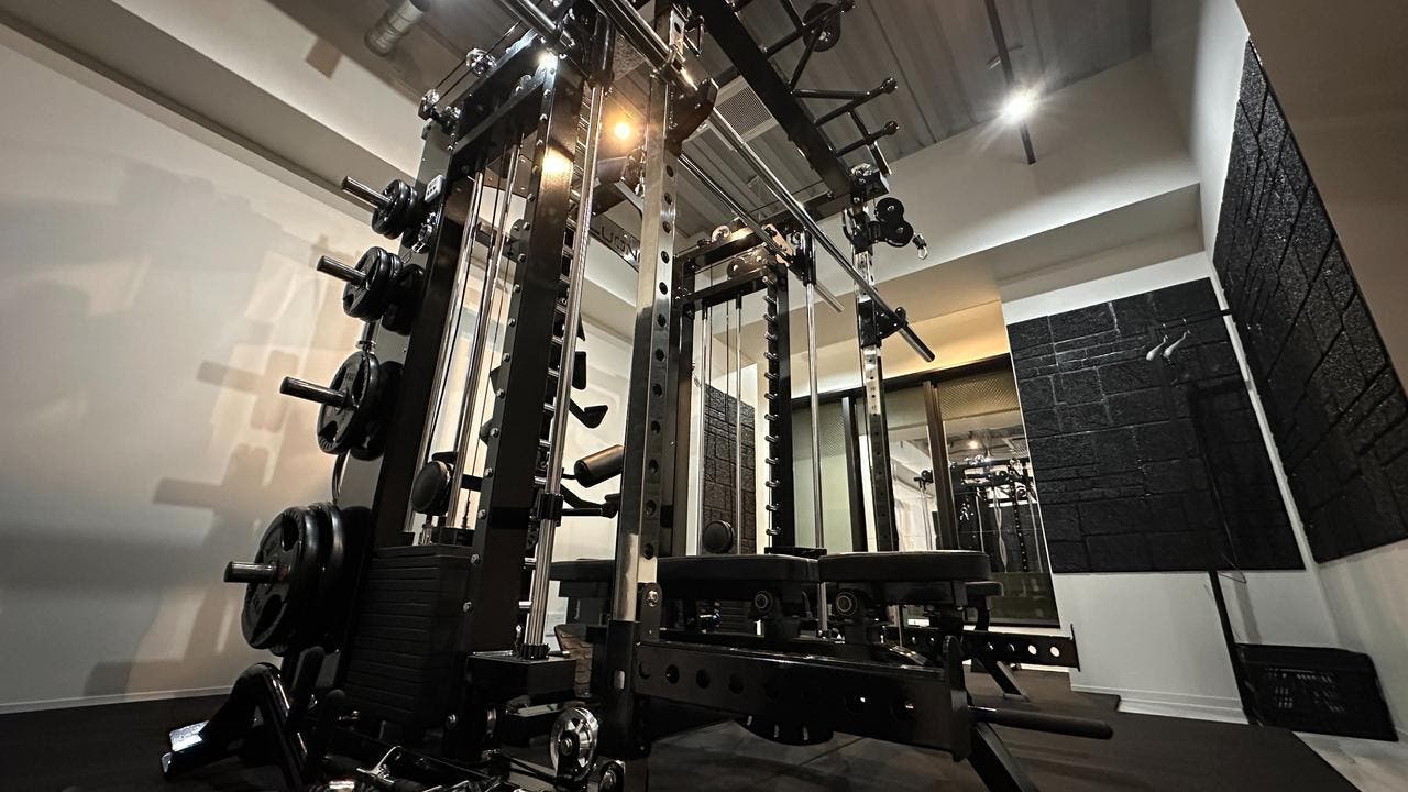 【堺筋本町駅1分】＃最安値級｜トレーニングに集中できるジム｜パーソナル利用や合トレに最適【手ぶらOK】の写真1