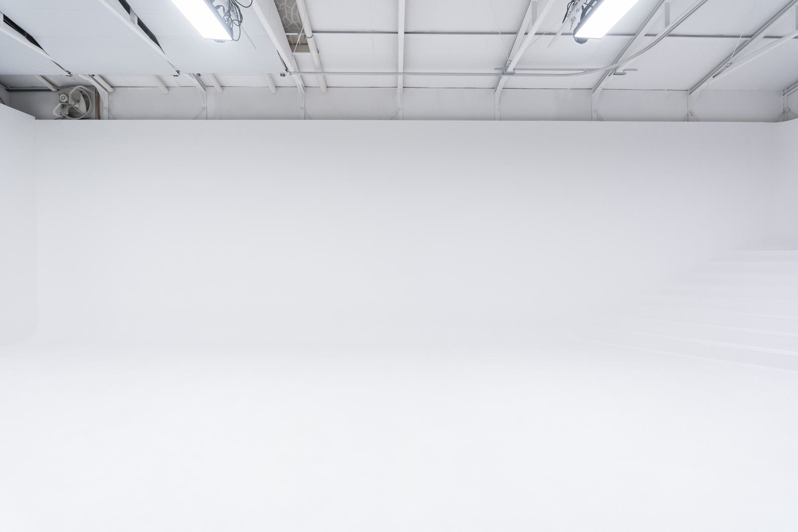 230m²の大型白ホリスタジオ、クロマキー対応、機材充実の写真4