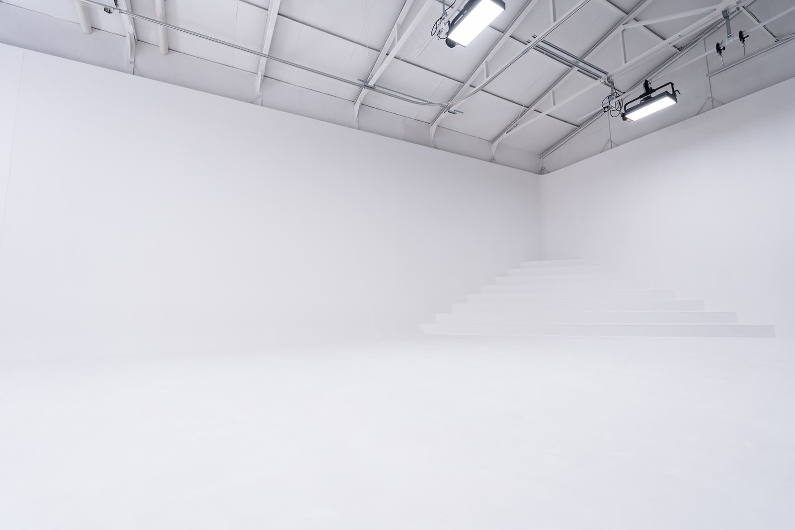 230m²の大型白ホリスタジオ、クロマキー対応、機材充実の写真6