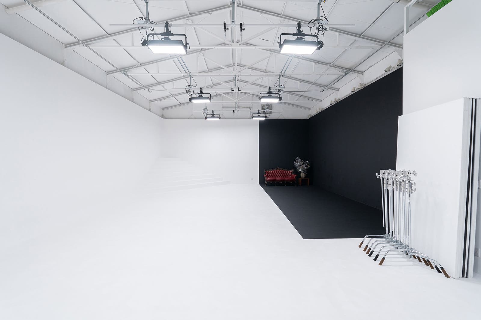 230m²の大型白ホリスタジオ、クロマキー対応、機材充実の写真8