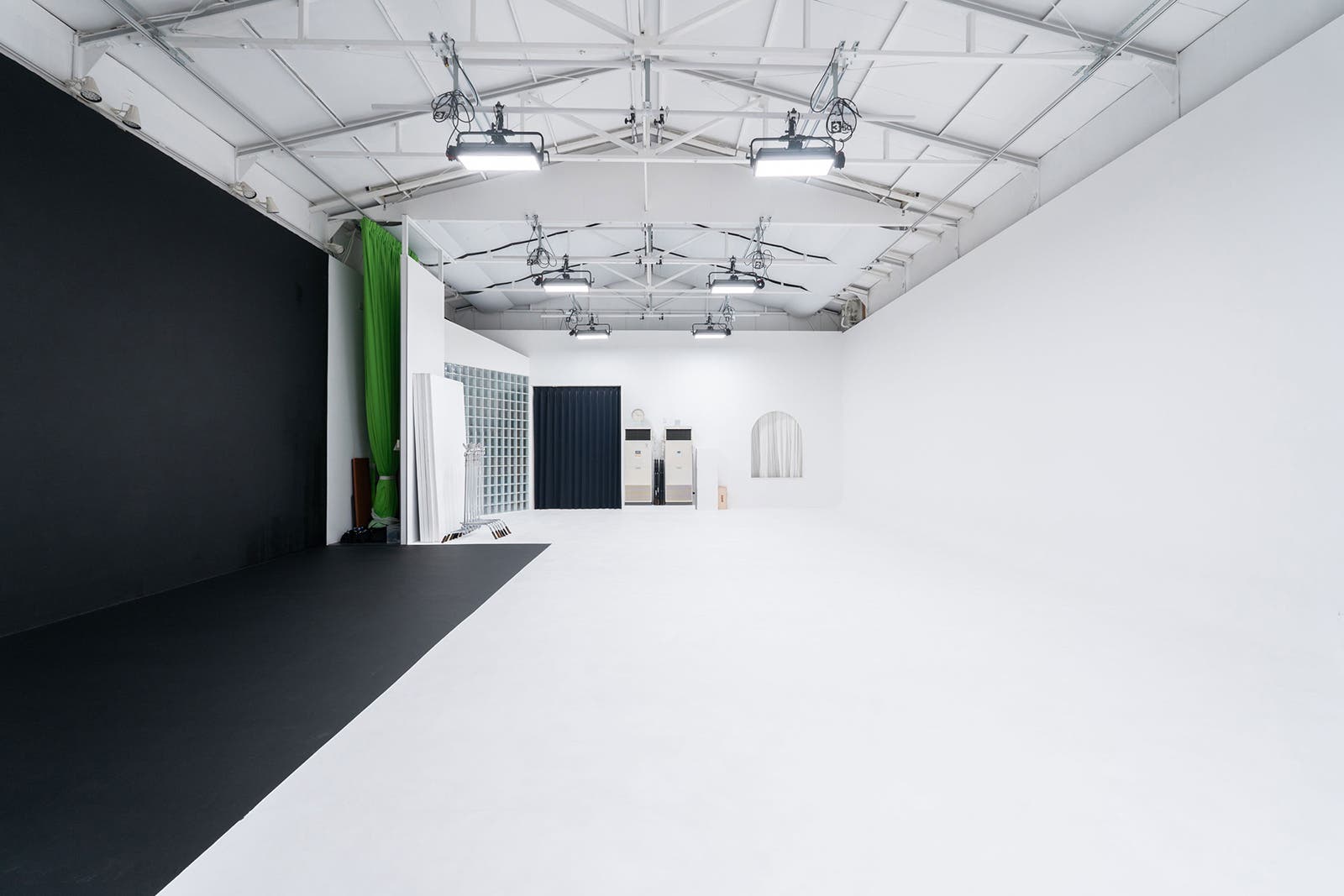 230m²の大型白ホリスタジオ、クロマキー対応、機材充実の写真9