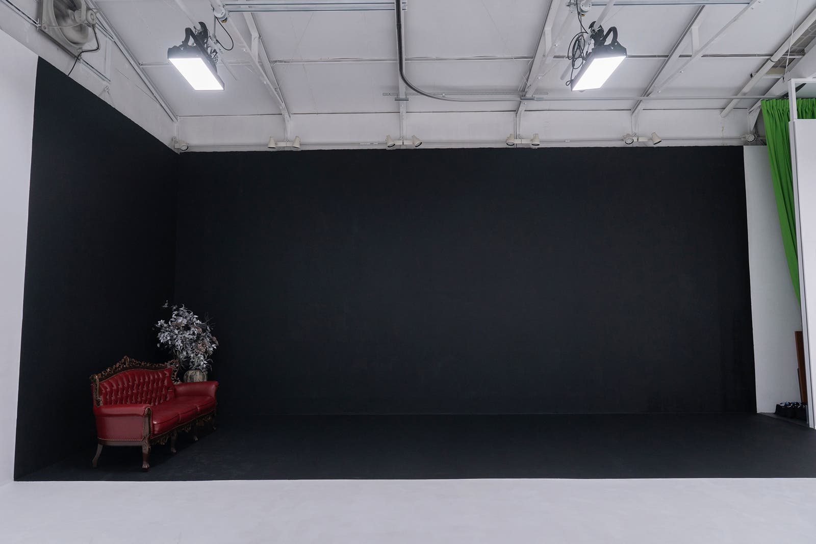 230m²の大型白ホリスタジオ、クロマキー対応、機材充実の写真12