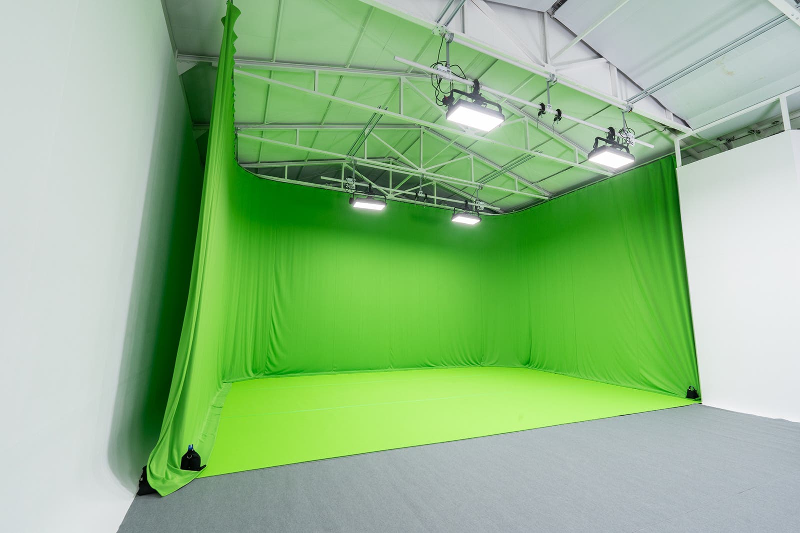 230m²の大型白ホリスタジオ、クロマキー対応、機材充実の写真16