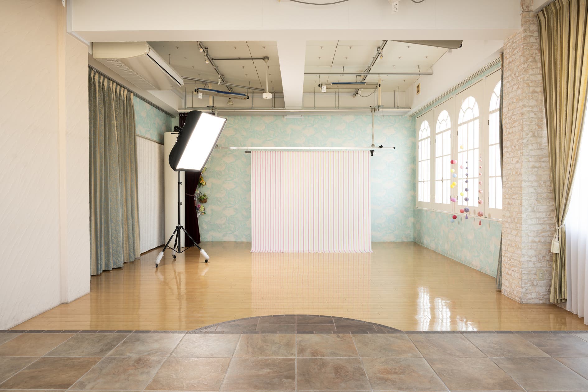 自然光の入るプロの撮影スタジオをそのままレンタル！＜無料＞更衣室・駐車場・撮影機材（機材の使い方説明付き♪）の写真3