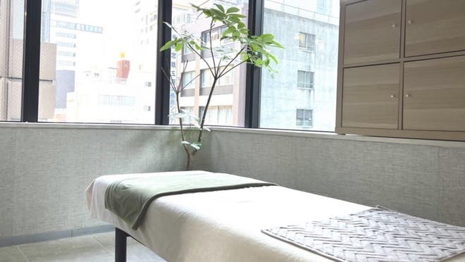 《土日も同額★キャンペーン中》窓が広くて光が差し込むアイサロン内の【VIP】個室スペース。エステや整体などにの写真1