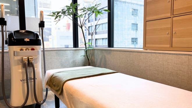 《土日も同額★キャンペーン中》窓が広くて光が差し込むアイサロン内の【VIP】個室スペース。エステや整体などにの写真2