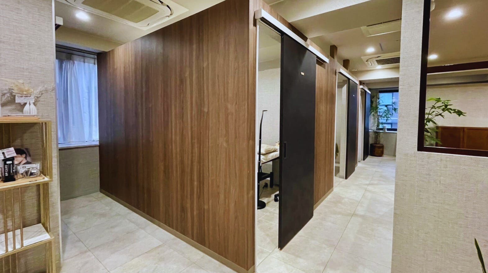 《土日も同額★キャンペーン中》窓が広くて光が差し込むアイサロン内の【VIP】個室スペース。エステや整体などにの写真4