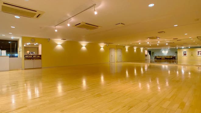 120㎡の広いダンス専用床があるスタジオの写真1