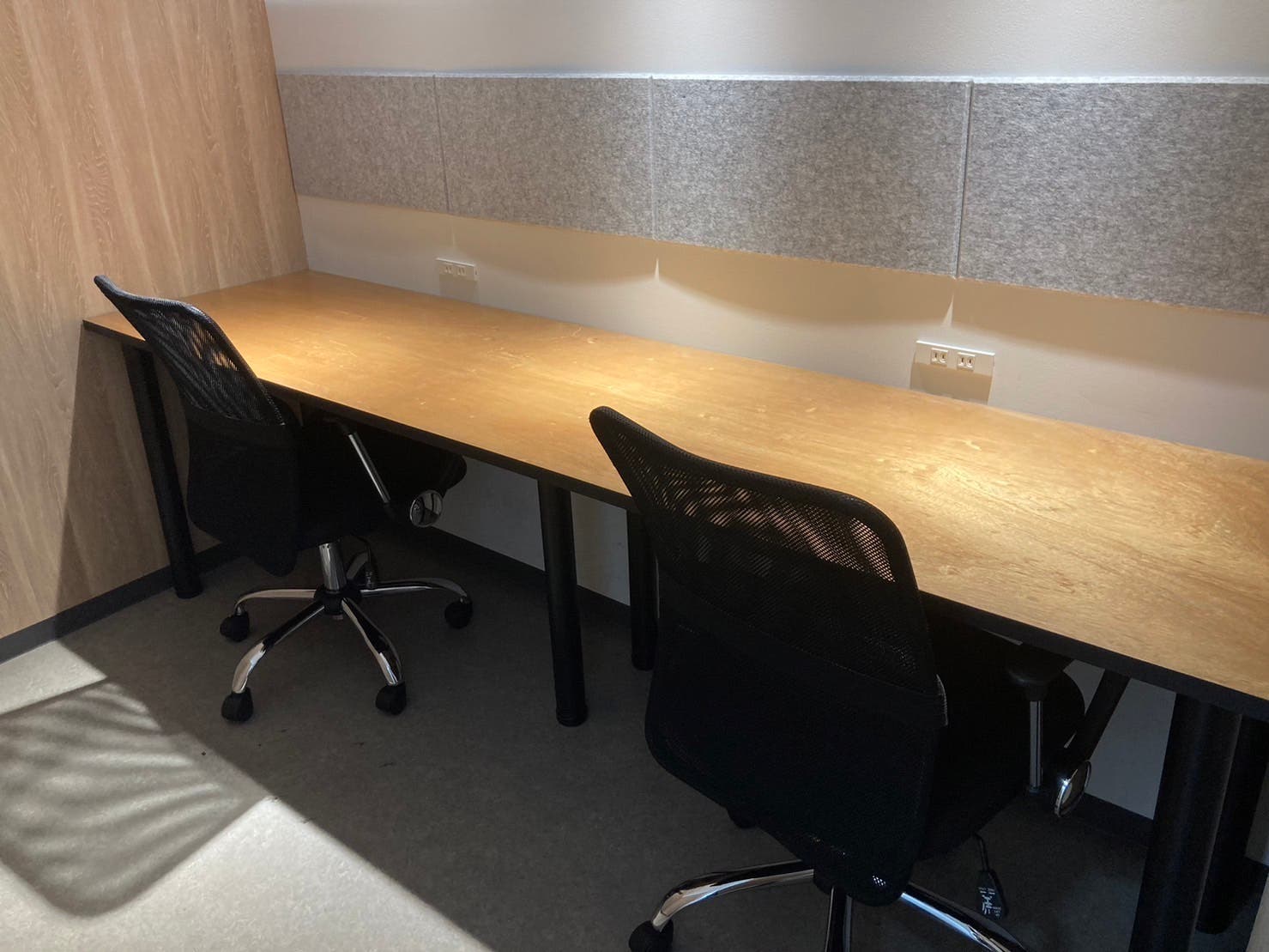 【1時間880円！】下北沢駅徒歩3分！定員2名・集中して作業したい方に最適な個室スペース✨A-4ブースの写真1