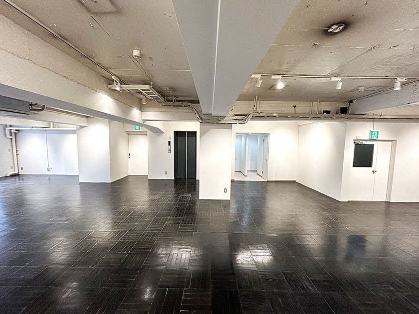 【2F-ワンフロア】約300㎡の広さで自然光が窓からたっぷり差し込む、日当たり良好の明るい撮影スタジオ。【大阪市中央区】の写真2