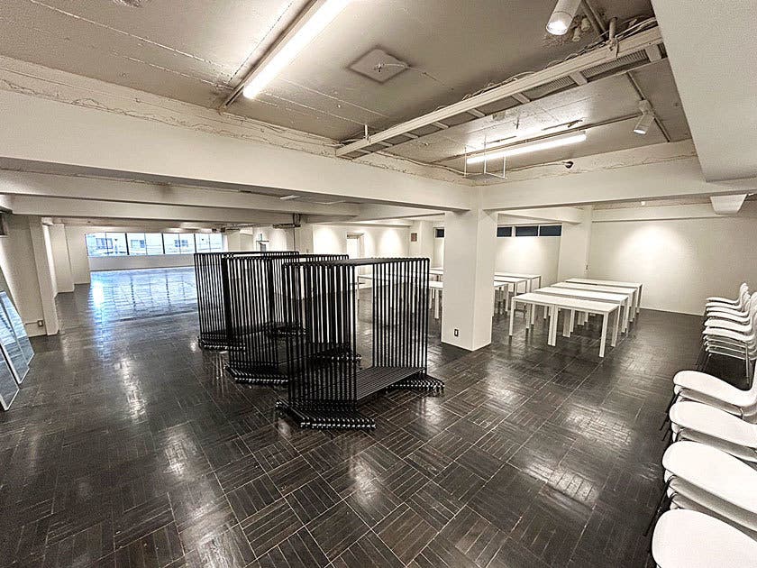 【2F-ワンフロア】約300㎡の広さで自然光が窓からたっぷり差し込む、日当たり良好の明るい撮影スタジオ。【大阪市中央区】の写真3