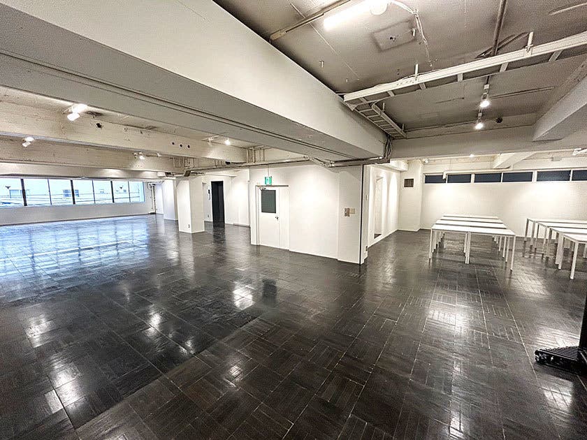 【2F-ワンフロア】約300㎡の広さで自然光が窓からたっぷり差し込む、日当たり良好の明るい撮影スタジオ。【大阪市中央区】の写真4