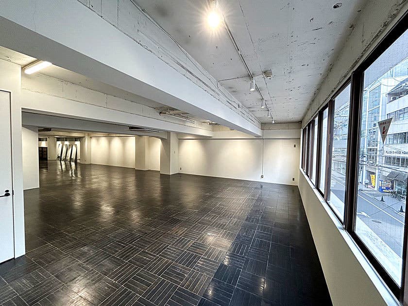 【2F-ワンフロア】約300㎡の広さで自然光が窓からたっぷり差し込む、日当たり良好の明るい撮影スタジオ。【大阪市中央区】の写真5