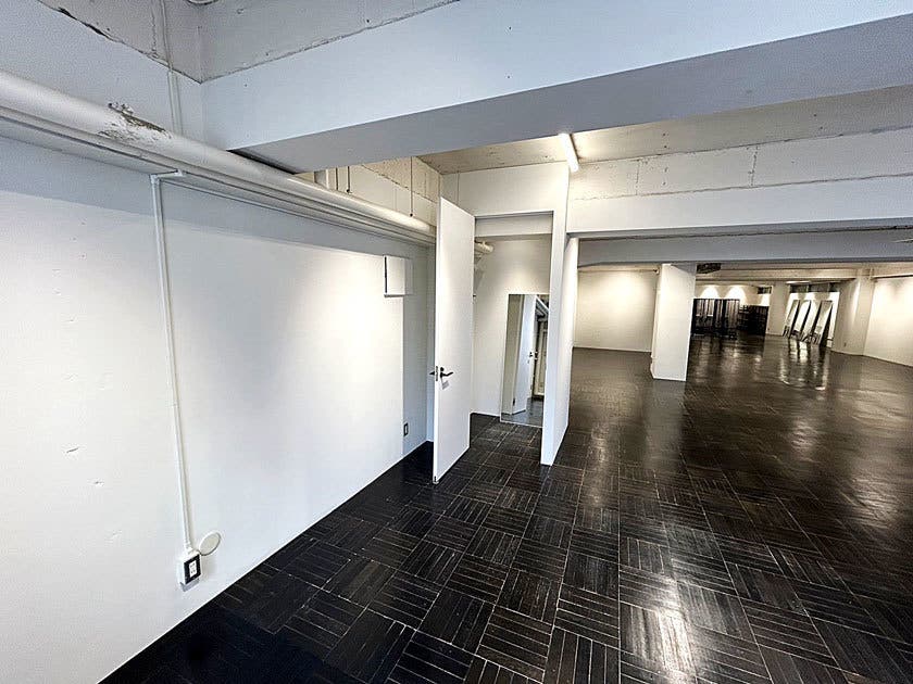 【2F-ワンフロア】約300㎡の広さで自然光が窓からたっぷり差し込む、日当たり良好の明るい撮影スタジオ。【大阪市中央区】の写真6