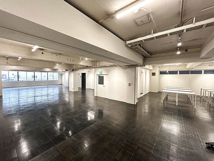【2F-ワンフロア】約300㎡の広さで自然光が窓からたっぷり差し込む、日当たり良好の明るい撮影スタジオ。【大阪市中央区】の写真9