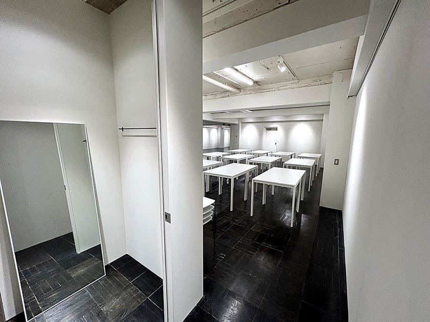 【2F-ワンフロア】約300㎡の広さで自然光が窓からたっぷり差し込む、日当たり良好の明るい撮影スタジオ。【大阪市中央区】の写真12