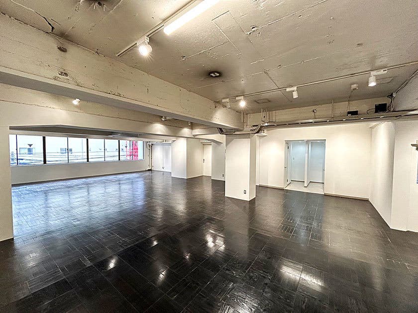 【2F-ワンフロア】約300㎡の広さで自然光が窓からたっぷり差し込む、日当たり良好の明るい撮影スタジオ。【大阪市中央区】の写真1