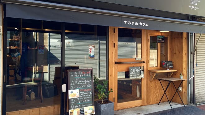 下町の商店街にあるオシャレなカフェです。の写真2