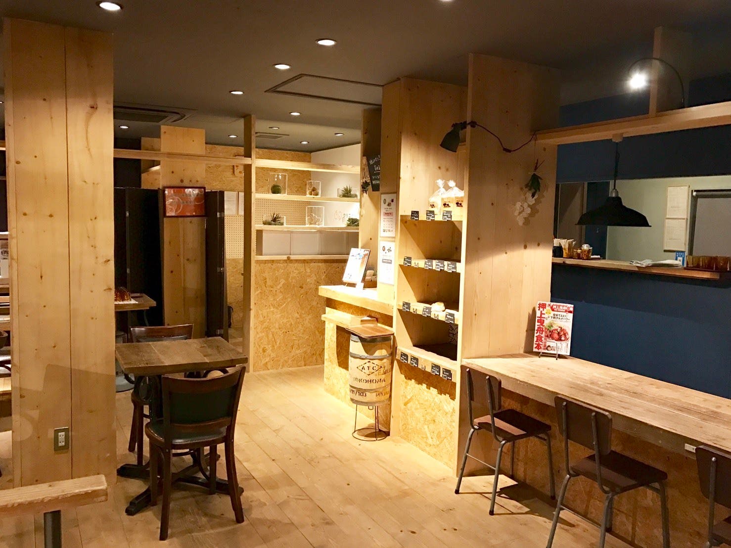 下町の商店街にあるオシャレなカフェです。の写真5