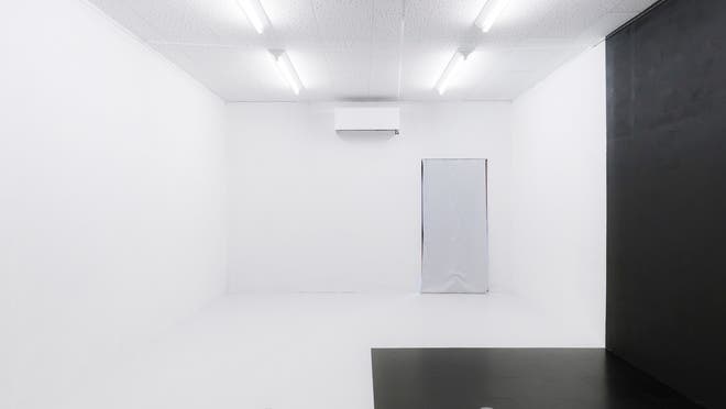 【広島市内中心部】壁・床にペイントOK⭐︎天井高2.7m⭐︎シンプルな白黒空間⭐︎駐車場1台有⭐︎最寄駅から徒歩4分の写真1