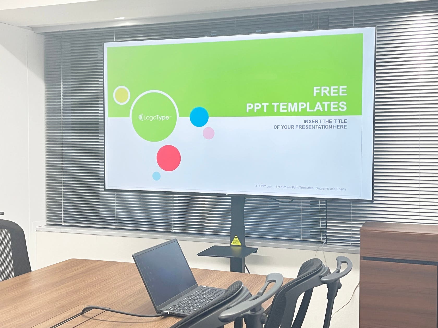 【銀座駅他2駅3分以内】定員10名/会議・研修・商談に/飲食OK・待合スペース、フリードリンク有/フォーマルな雰囲気の写真3