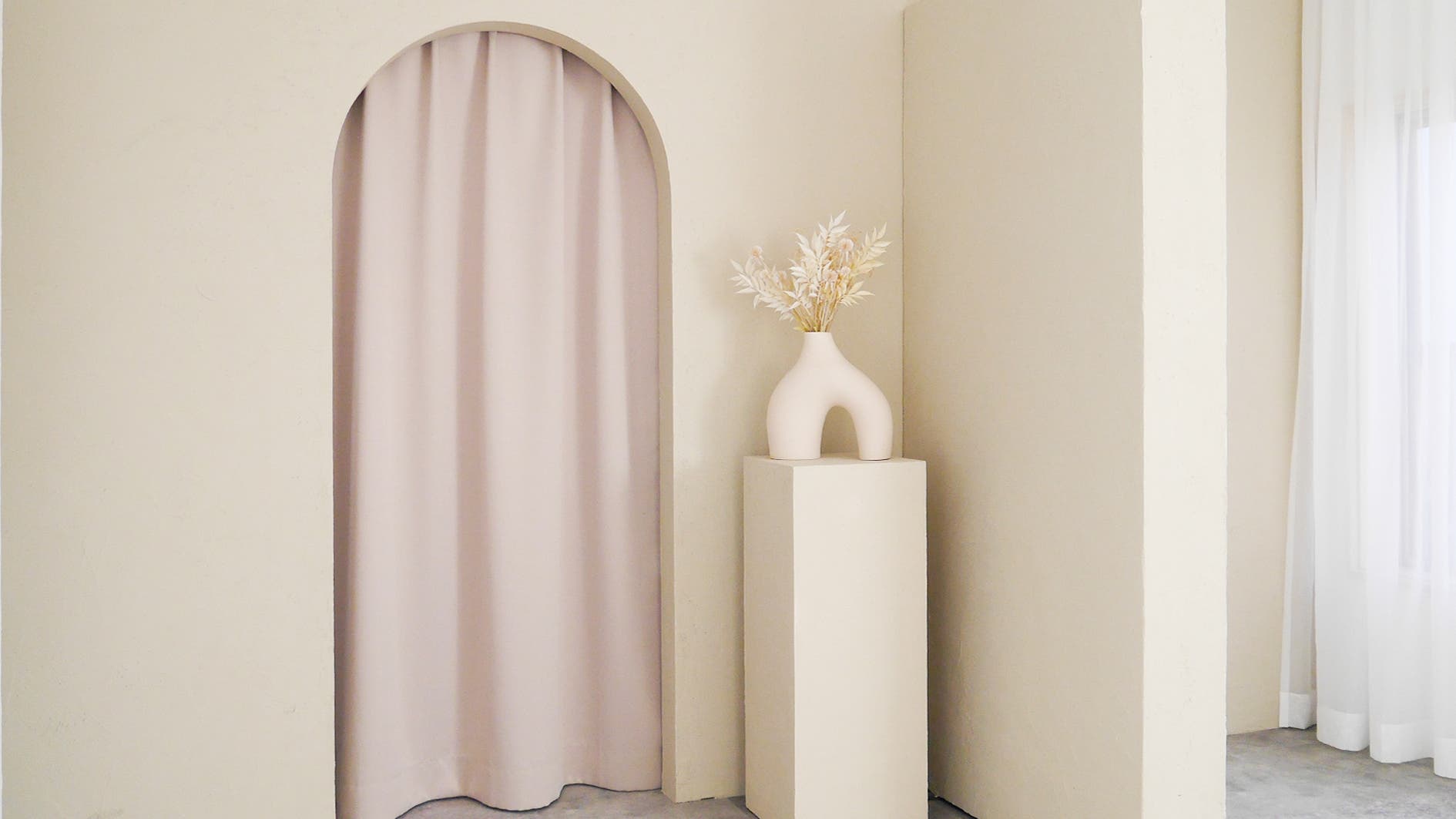 【表参道徒歩3分】自然光・ベージュと白・アーチ・アンティーク・海外インテリア・フォトスタジオの写真13