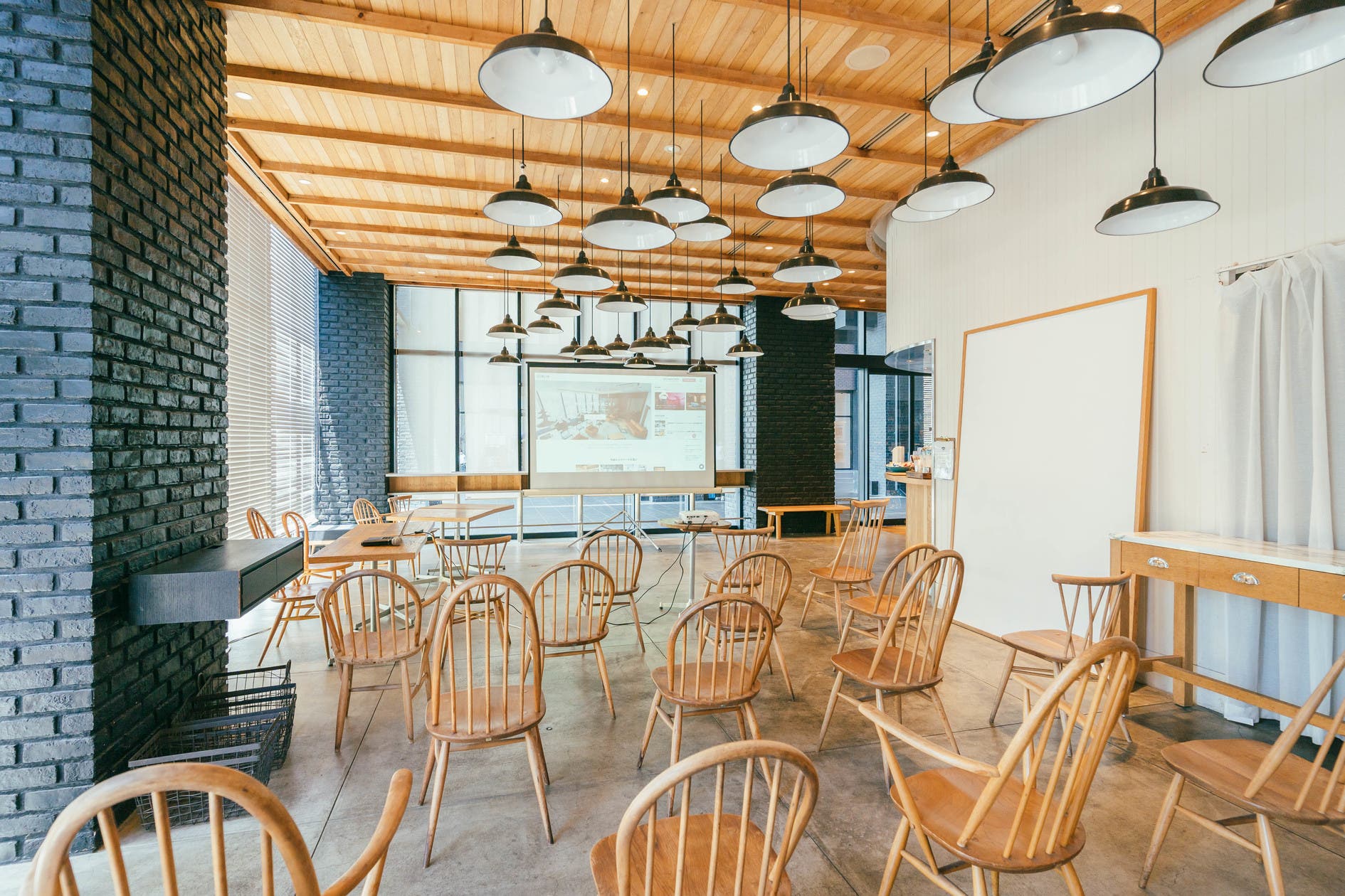 【お台場・湾岸 / SWITCH STAND ODAIBA】テラス付きのカフェスペースを貸切可能！会議設備も各種完備の写真7