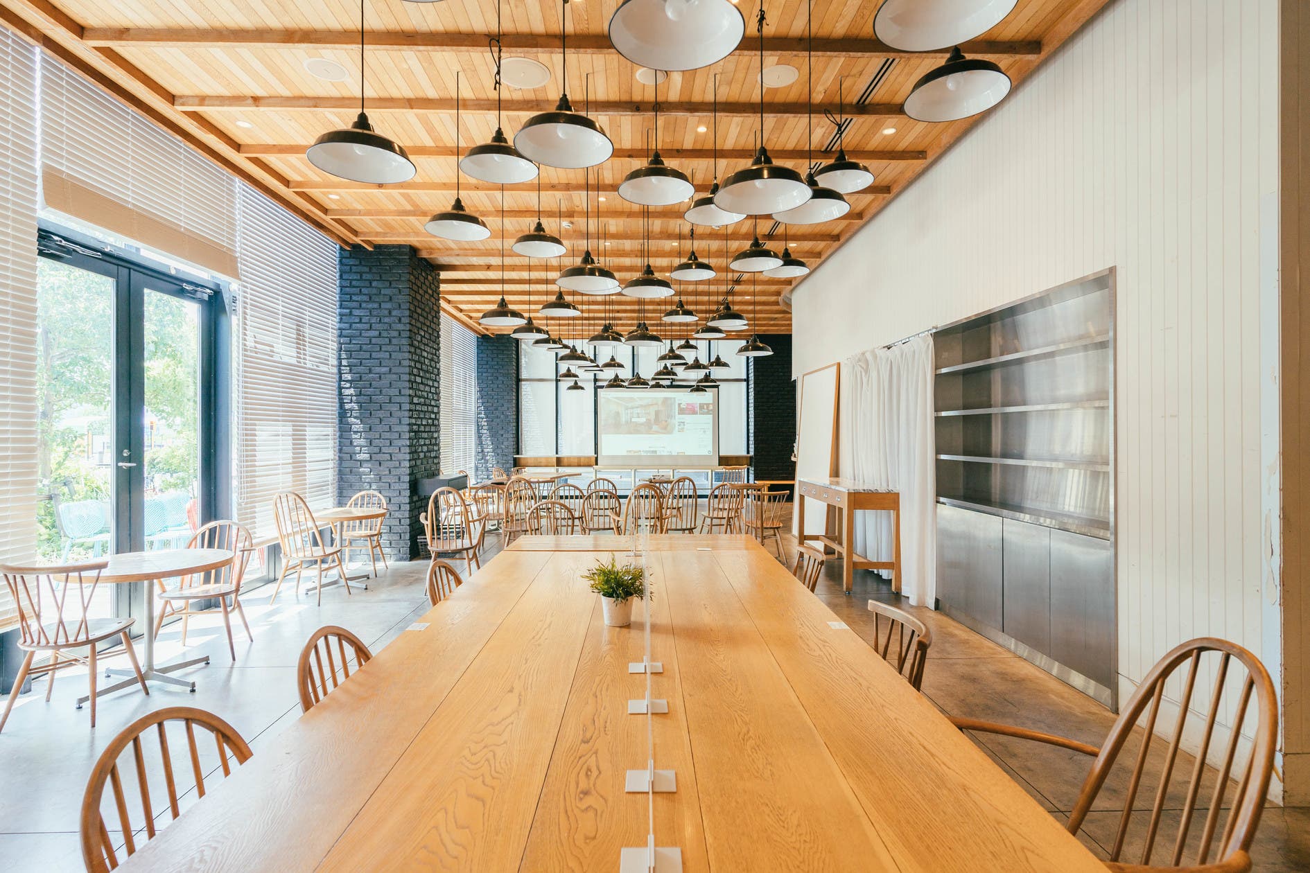 【お台場・湾岸 / SWITCH STAND ODAIBA】テラス付きのカフェスペースを貸切可能！会議設備も各種完備の写真8