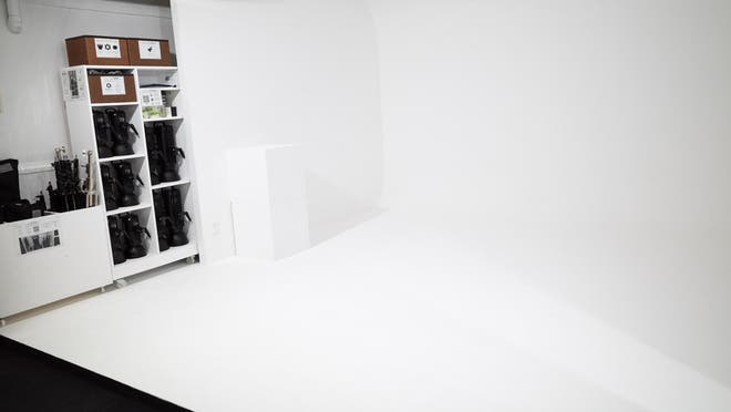 池袋駅から徒歩8分|白ホリと黒ホリが使える無料機材が豊富に揃った格安レンタル撮影スタジオの写真3