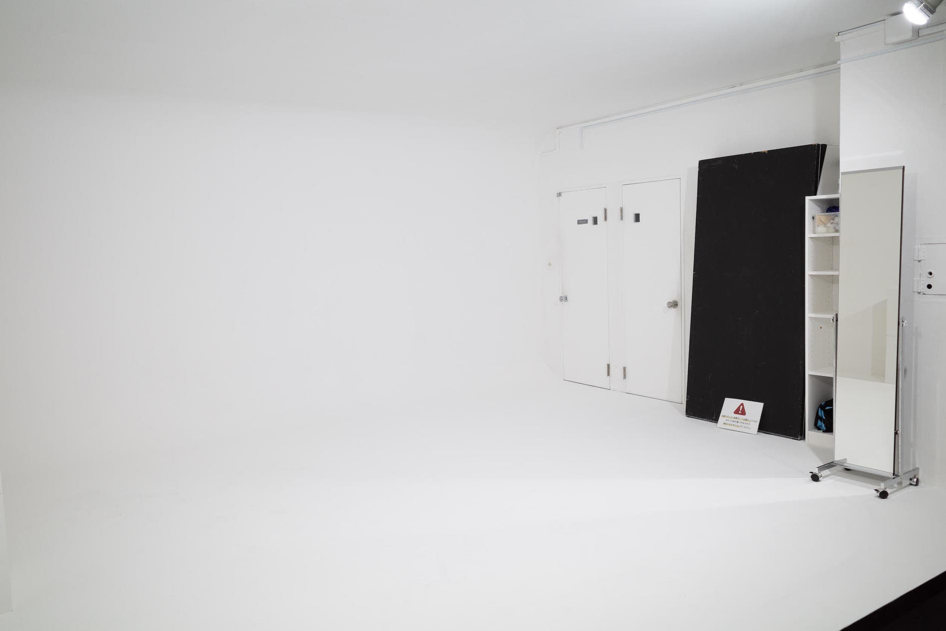 池袋駅から徒歩8分｜白ホリと黒ホリが使える無料機材が豊富に揃った格安レンタル撮影スタジオの写真4