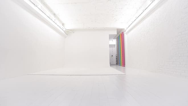 桜木町駅・馬車道駅から徒歩3分|白ホリと背景紙20色以上が使い放題で無料機材や備品も豊富に揃った格安レンタル撮影スタジオの写真2