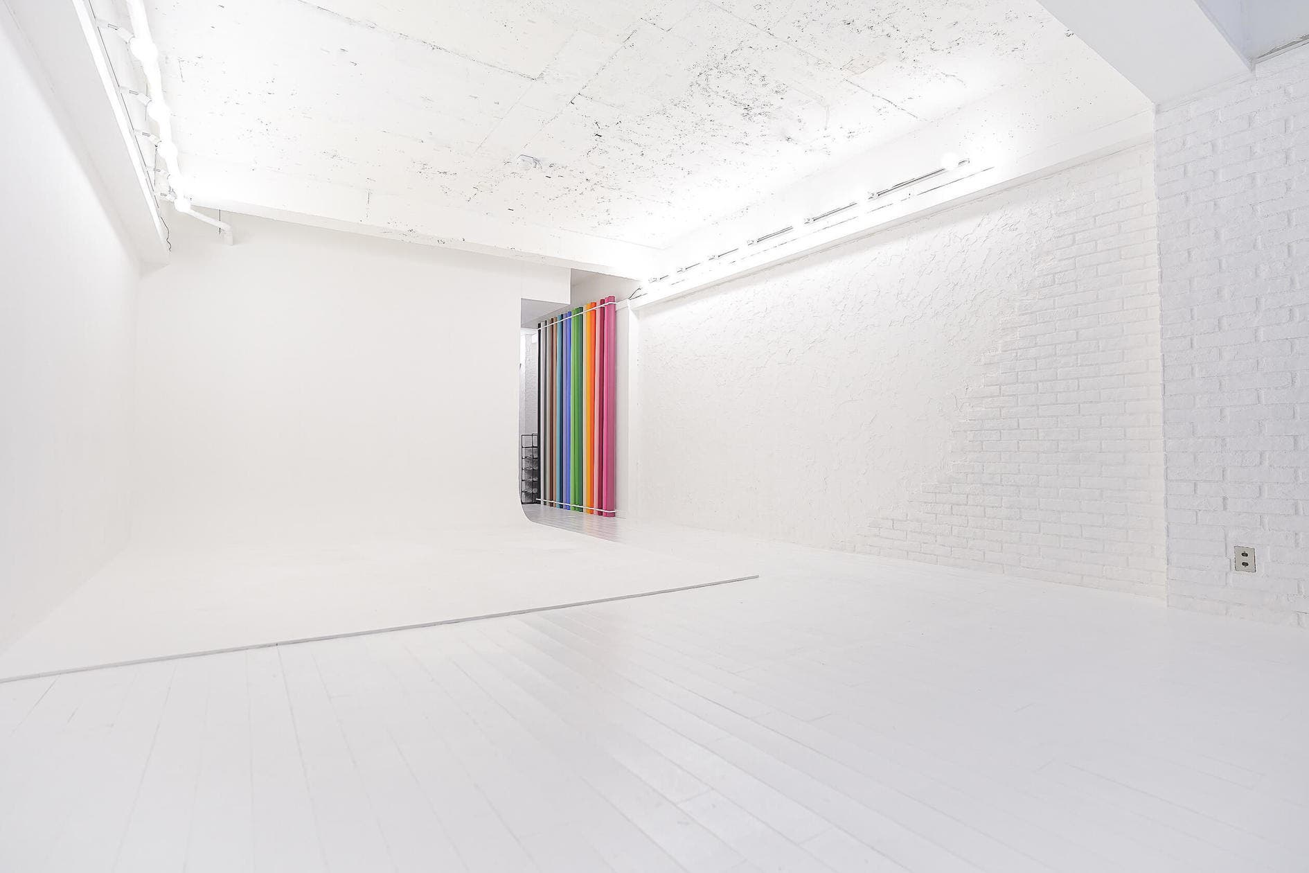 桜木町駅・馬車道駅から徒歩3分｜白ホリと背景紙20色以上が使い放題で無料機材や備品も豊富に揃った格安レンタル撮影スタジオの写真4