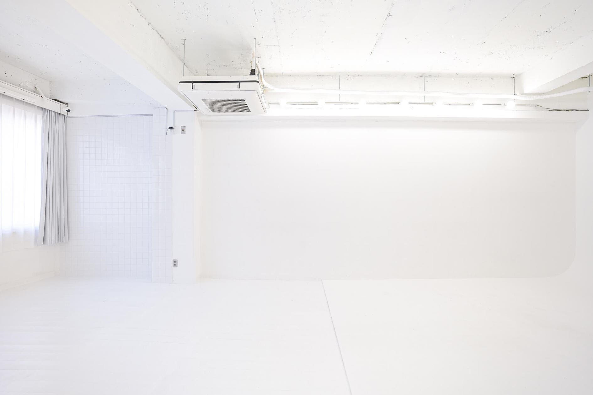 桜木町駅・馬車道駅から徒歩3分｜白ホリと背景紙20色以上が使い放題で無料機材や備品も豊富に揃った格安レンタル撮影スタジオの写真9