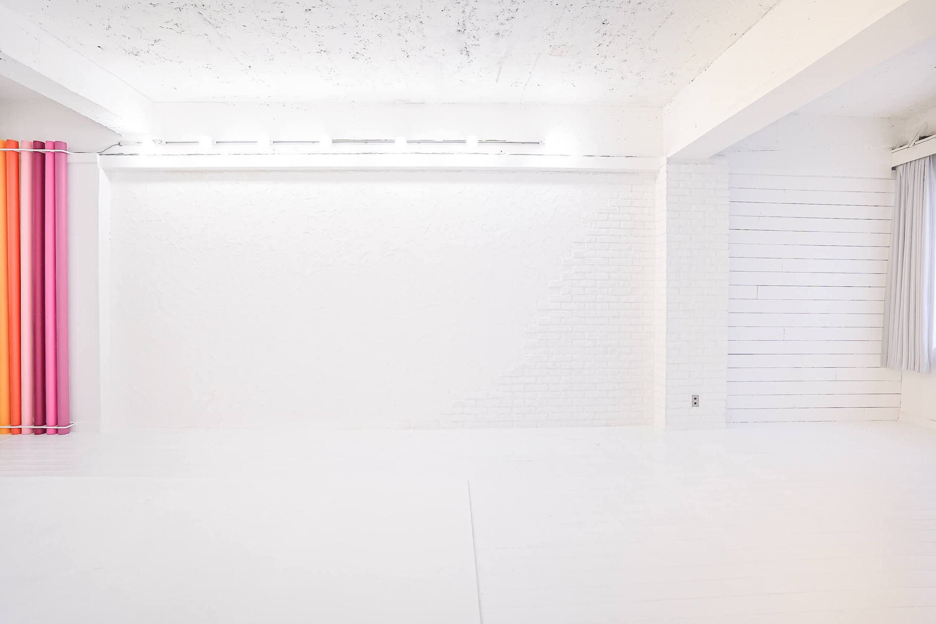 桜木町駅・馬車道駅から徒歩3分｜白ホリと背景紙20色以上が使い放題で無料機材や備品も豊富に揃った格安レンタル撮影スタジオの写真10