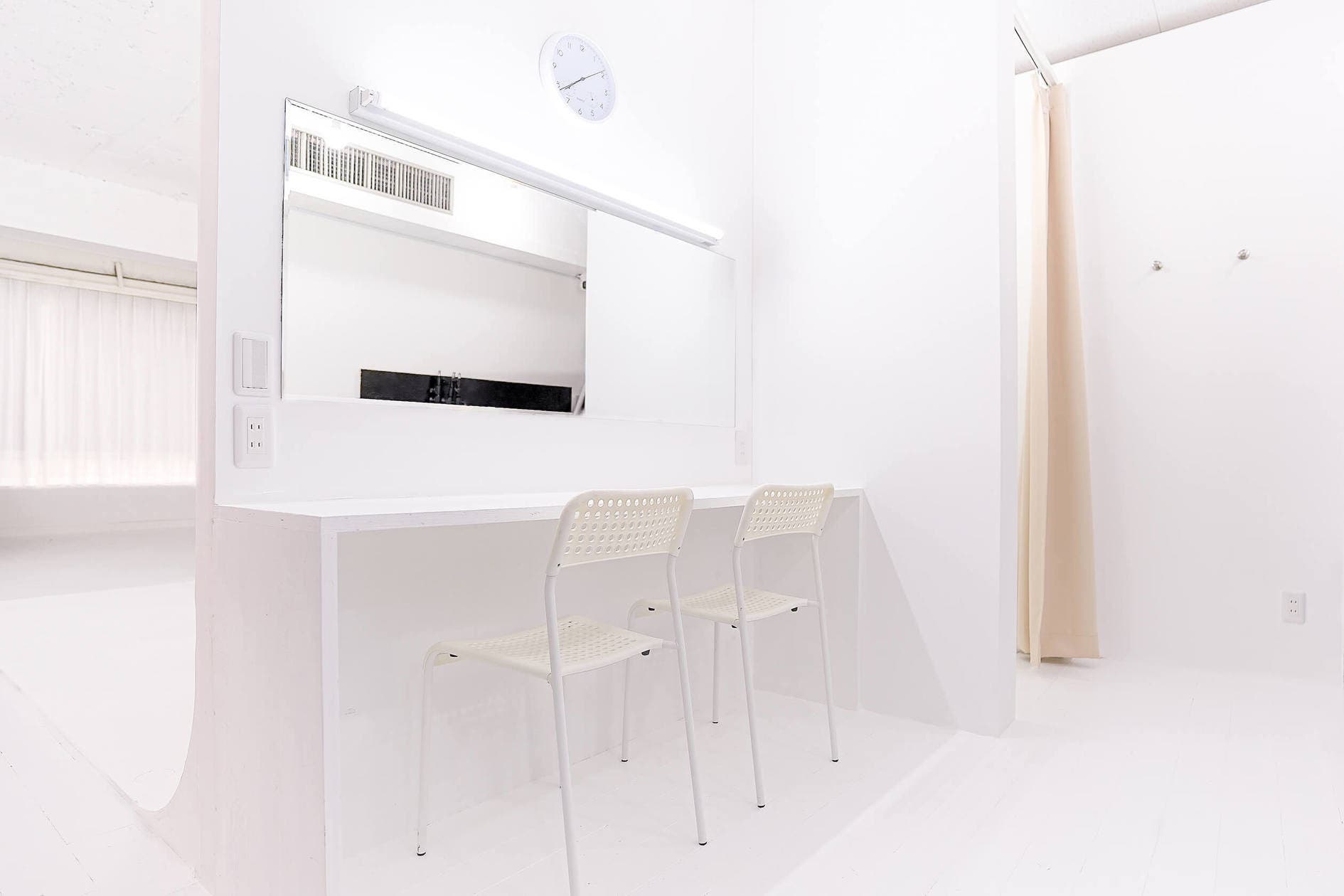 桜木町駅・馬車道駅から徒歩3分｜白ホリと背景紙20色以上が使い放題で無料機材や備品も豊富に揃った格安レンタル撮影スタジオの写真12