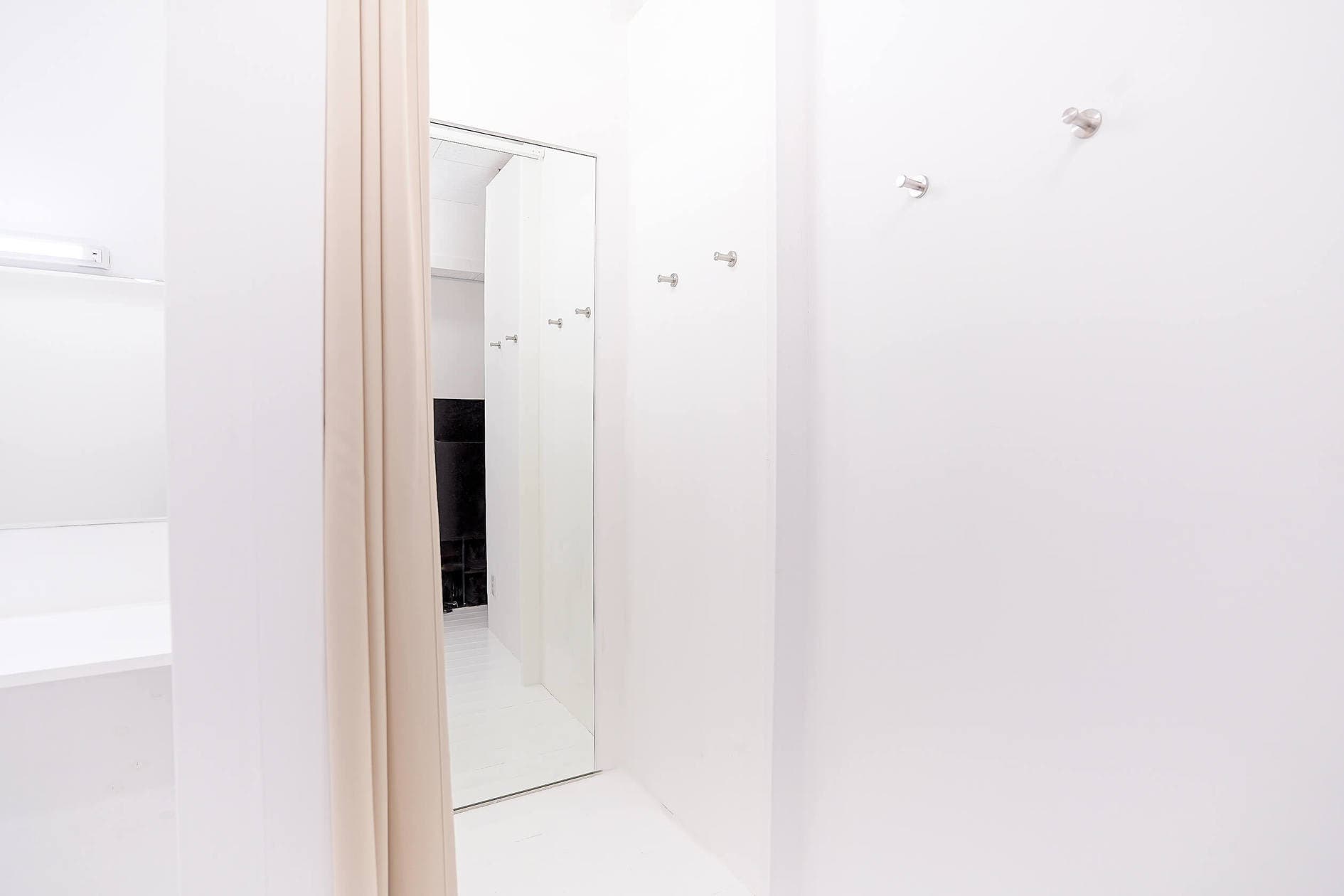 桜木町駅・馬車道駅から徒歩3分｜白ホリと背景紙20色以上が使い放題で無料機材や備品も豊富に揃った格安レンタル撮影スタジオの写真13