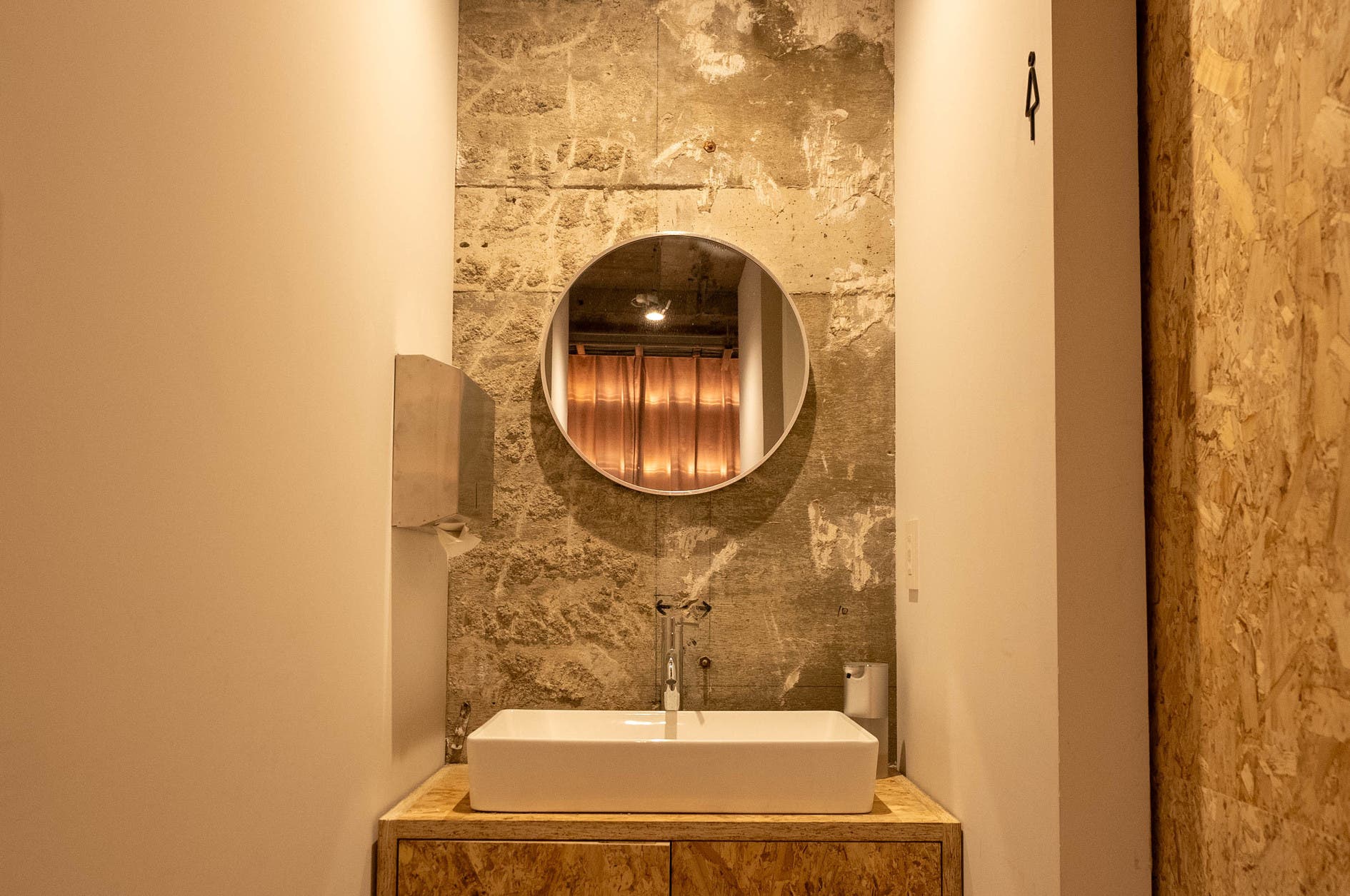 赤坂駅徒歩1分のトークライブハウスの写真6