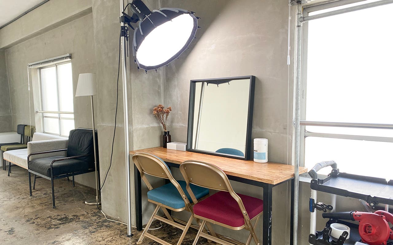 優しい自然光が入るヴィンテージビル内のインダストリアルな空間！LED＆ストロボなど無料で使える照明機材も充実！！の写真15