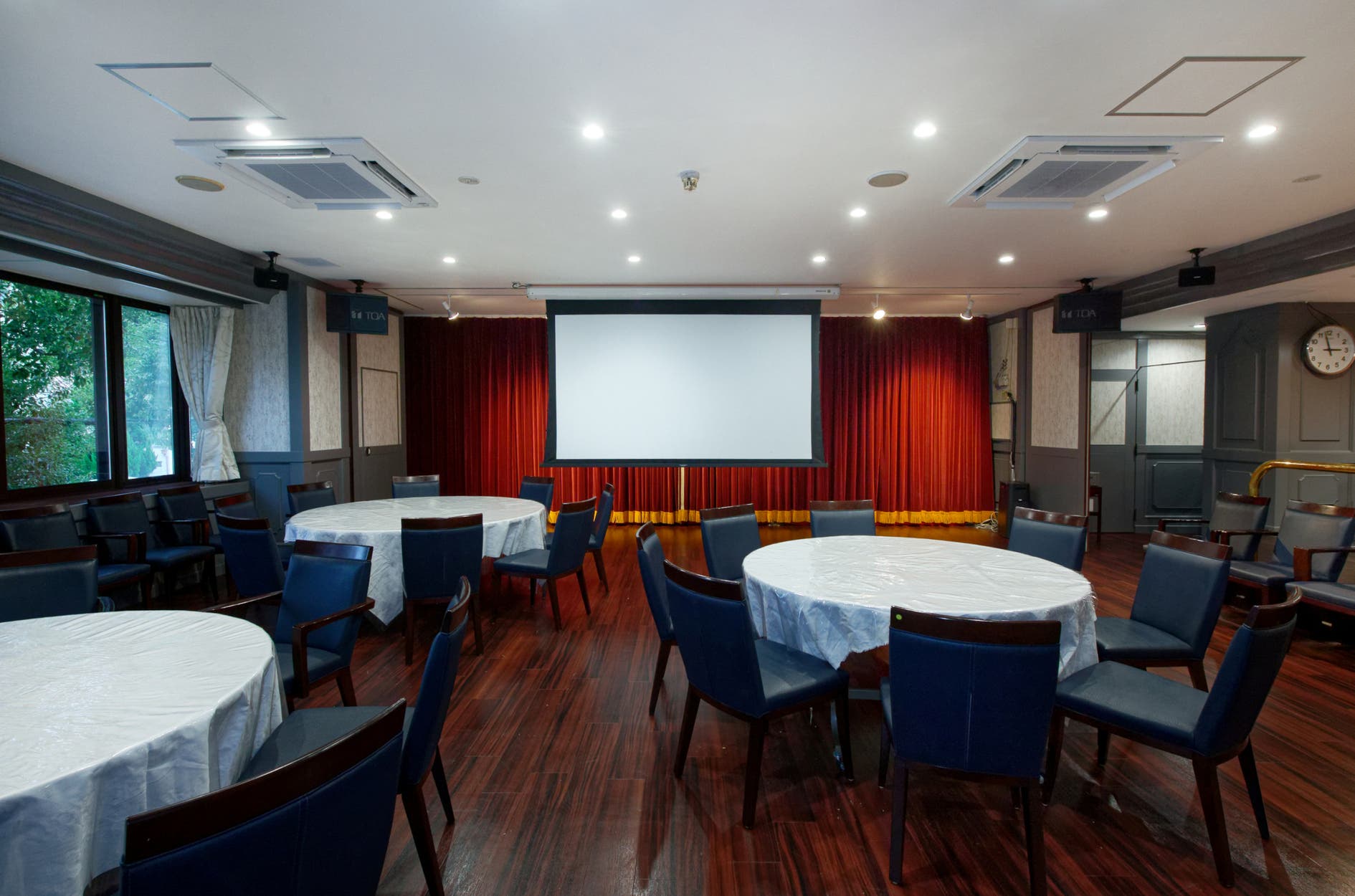 大人数向けパーティ👨‍👩‍👧‍👦ステージ有り💃🏼バーカウンター有り🍹の多目的ホール！の写真3