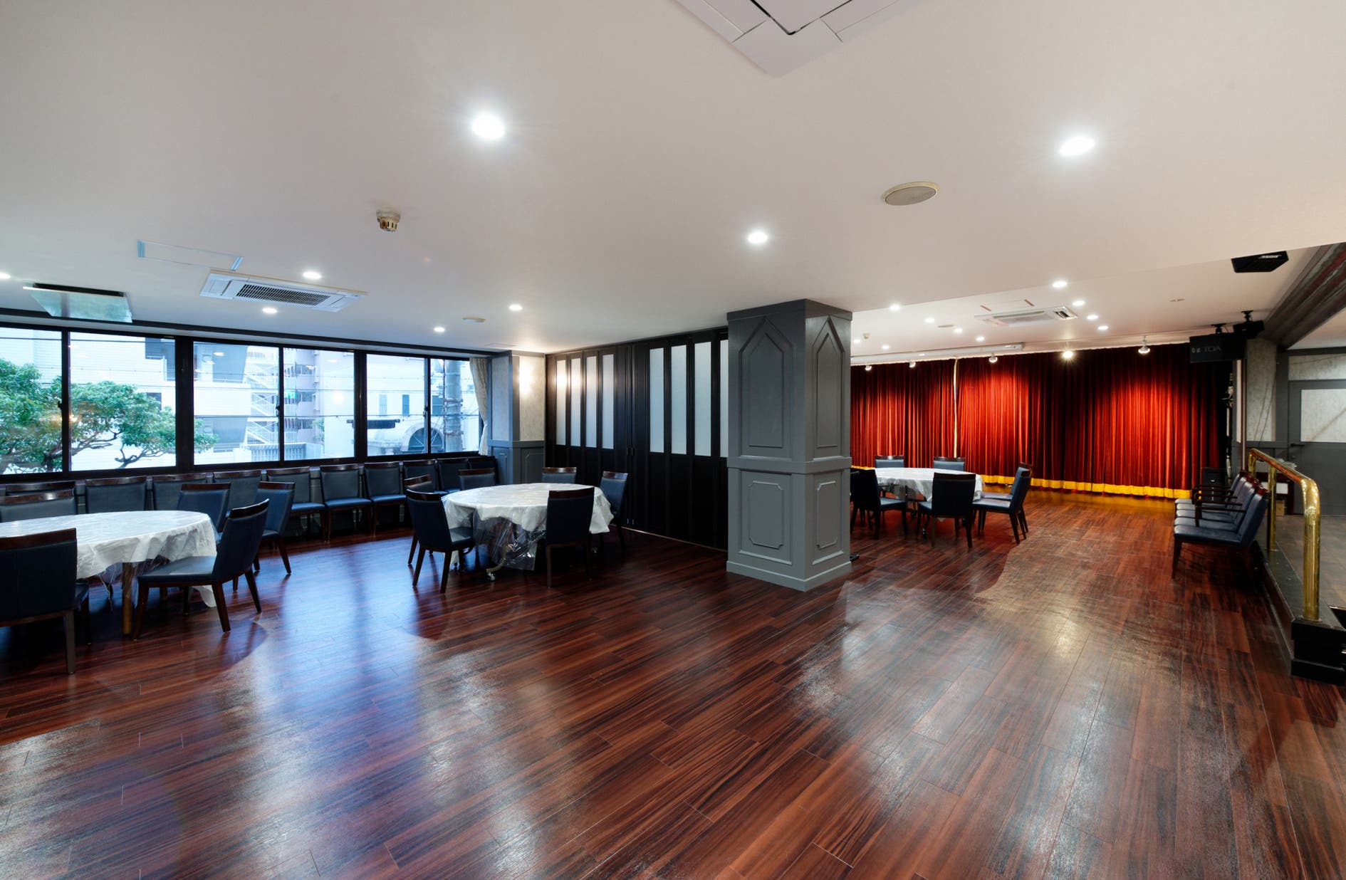 大人数向けパーティ👨‍👩‍👧‍👦ステージ有り💃🏼バーカウンター有り🍹の多目的ホール！の写真1