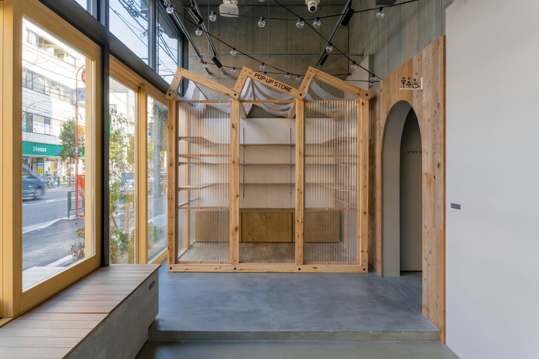 【ラウンジ＆POP UP STORE】カフェ併設のギャラリー・物販スペースの写真1