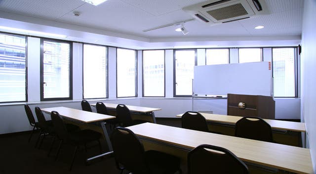 【西梅田駅徒歩1分！904号室】窓あり・スタッフ常駐◎セミナー、説明会に！様々な用途可能なサイズ感♪
