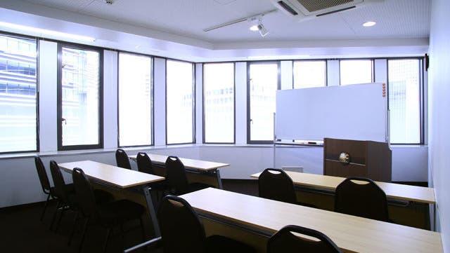 【西梅田駅徒歩1分!904号室】窓あり・スタッフ常駐◎セミナー、説明会に!様々な用途可能なサイズ感♪の写真1