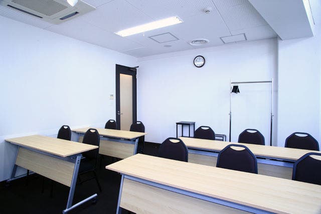 【西梅田駅徒歩1分！904号室】窓あり・スタッフ常駐◎セミナー、説明会に！様々な用途可能なサイズ感♪の写真2